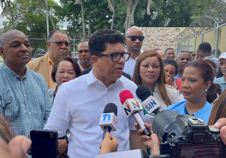 Alcalde Dío Astacio reactiva clases de natación y remozamiento del Club Los Trinitarios - Diario ...